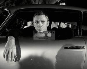 DANIEL CRAIG SITTING IN AN ASTON MARTIN JAMES BOND 8X10 PUBLICITY PHOTO ...