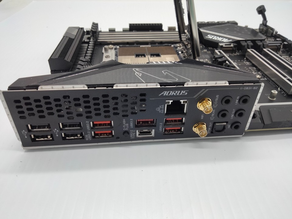 GIGABYTE TRX40 AORUS PRO WIFI Motherboard AMD TRX40 Socket STRX4 DDR4 ...