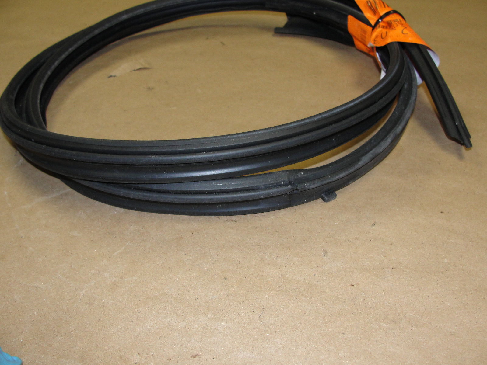 OEM Mercedes C218 CLS550 *NEW* RIGHT UPPER ROOF SEALING FRAME SEAL ...