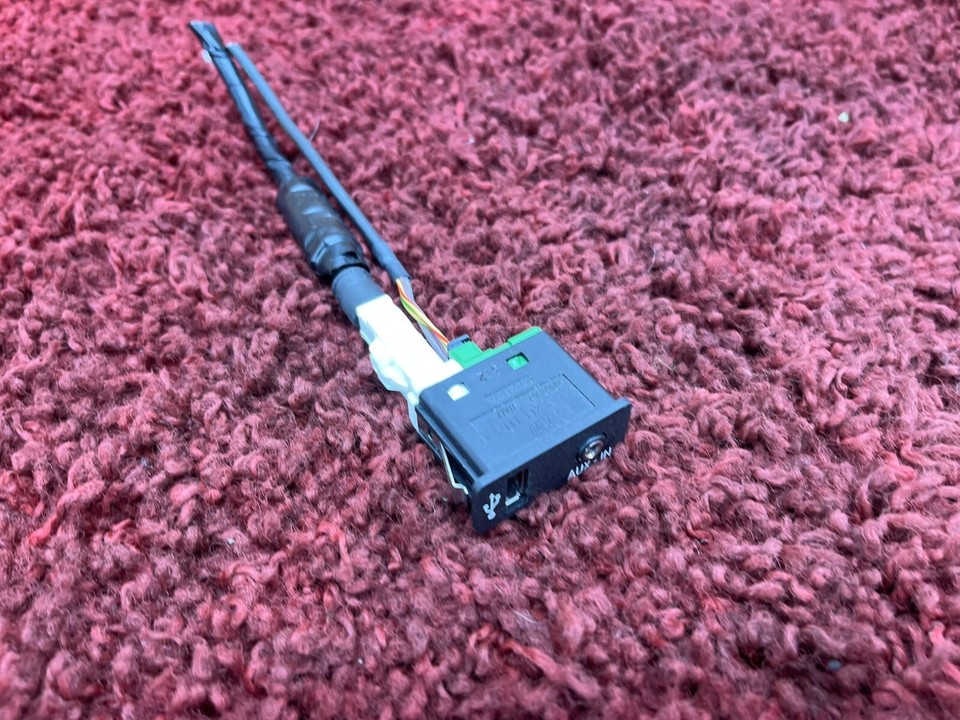 BMW F13 F02 F30 F32 F10 E84 AUX IN AUXILIARY USB INPUT SOCKET PORT UNIT ...
