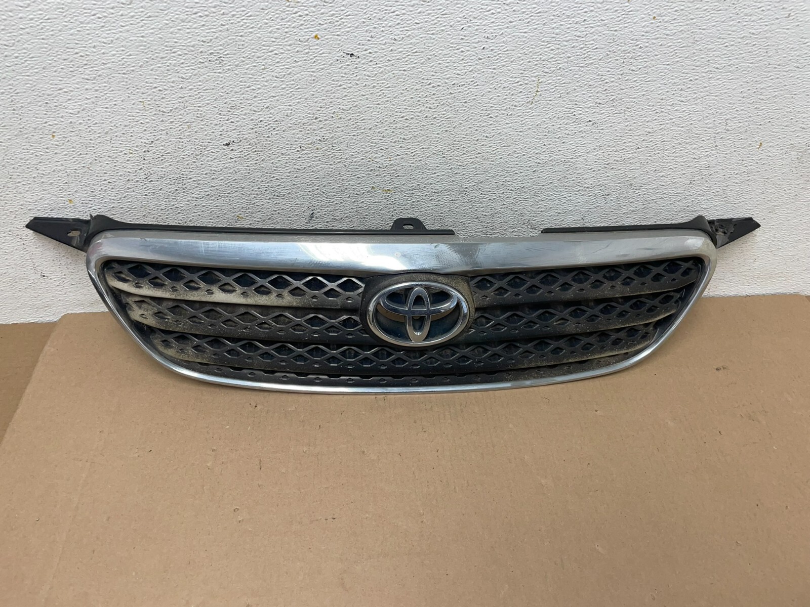 2004 to 2008 Toyota Corolla Matrix Front Upper Grill Grille 3331R Oem ...