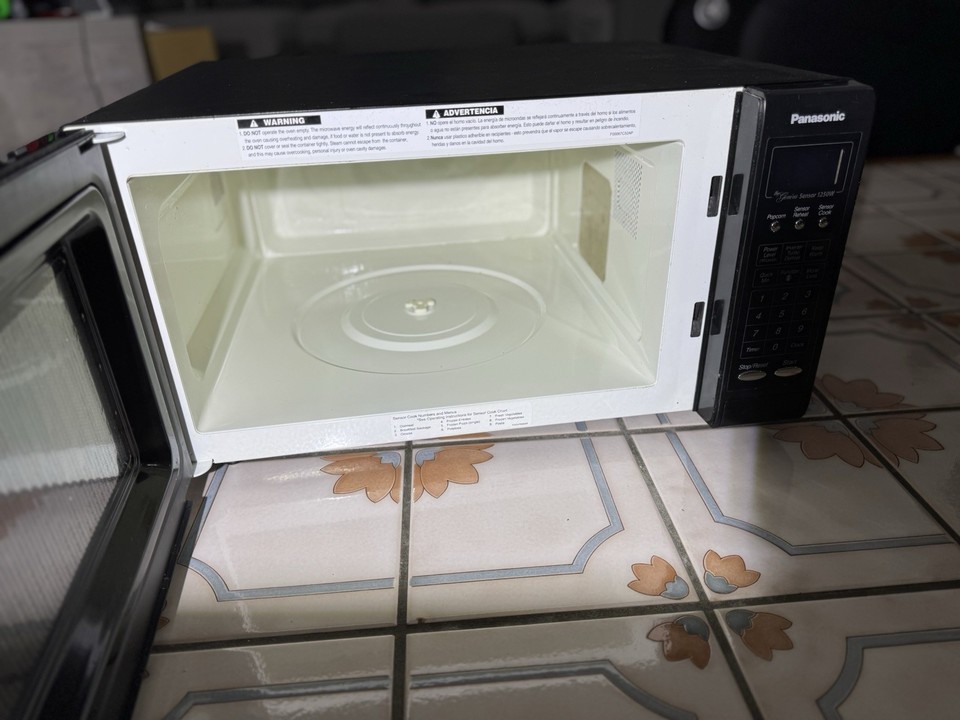 Panasonic 1.6 Cu. Ft. Full-Size Microwave Oven 1250W with Genius Sensor ...