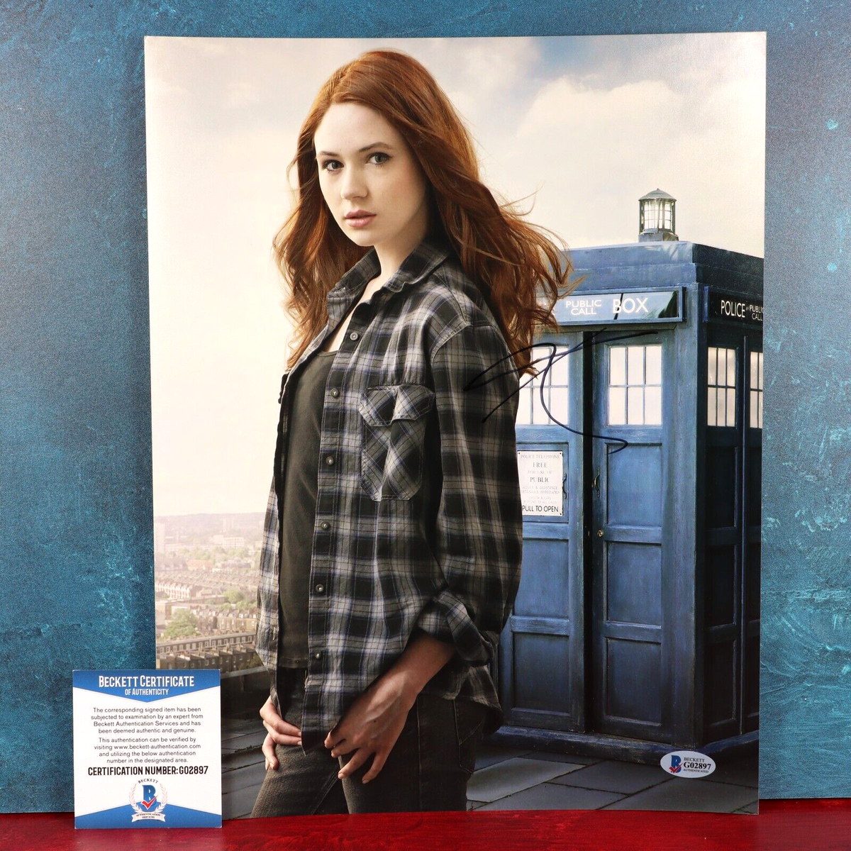 Karen Gillan Docteur Who Police Karen Gillan As Amy Pond In Doctor Who