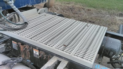 PETERBILT 579 DECK (CATWALK) STEP 3780397 | eBay