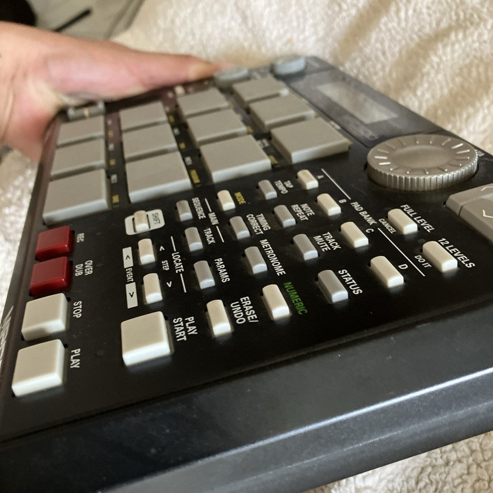 AKAI Professional MPC500 Sampler Sequencer Portable Music Production ...