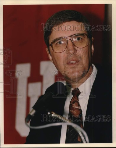 1993 Press Photo Bill Carr, Athletic Director of UH, at Hilton news ...