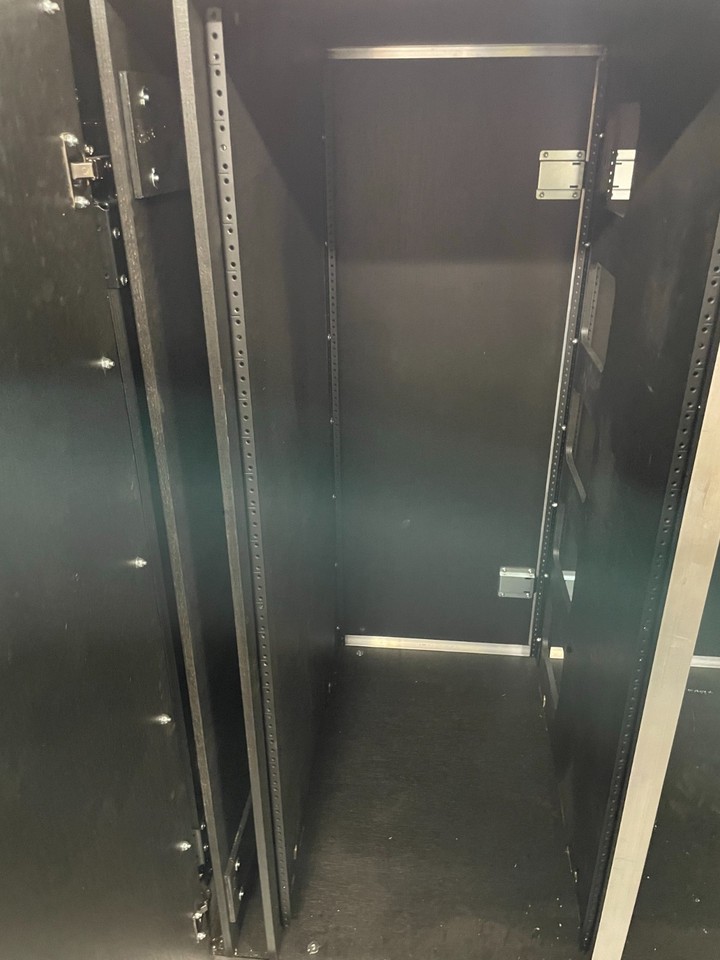 Cabbage Cases Road Flight Case, 28 Rack Units, Double-Wide, Touring ...