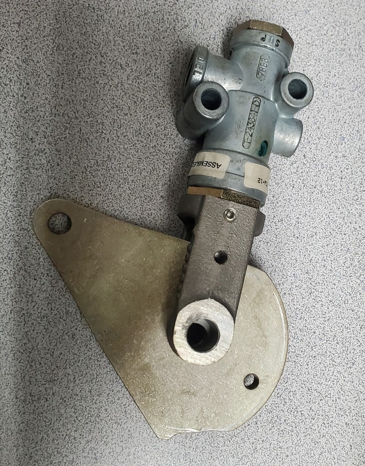 BENDIX AIR BRAKE CONTROL VALVE # 106479 | eBay
