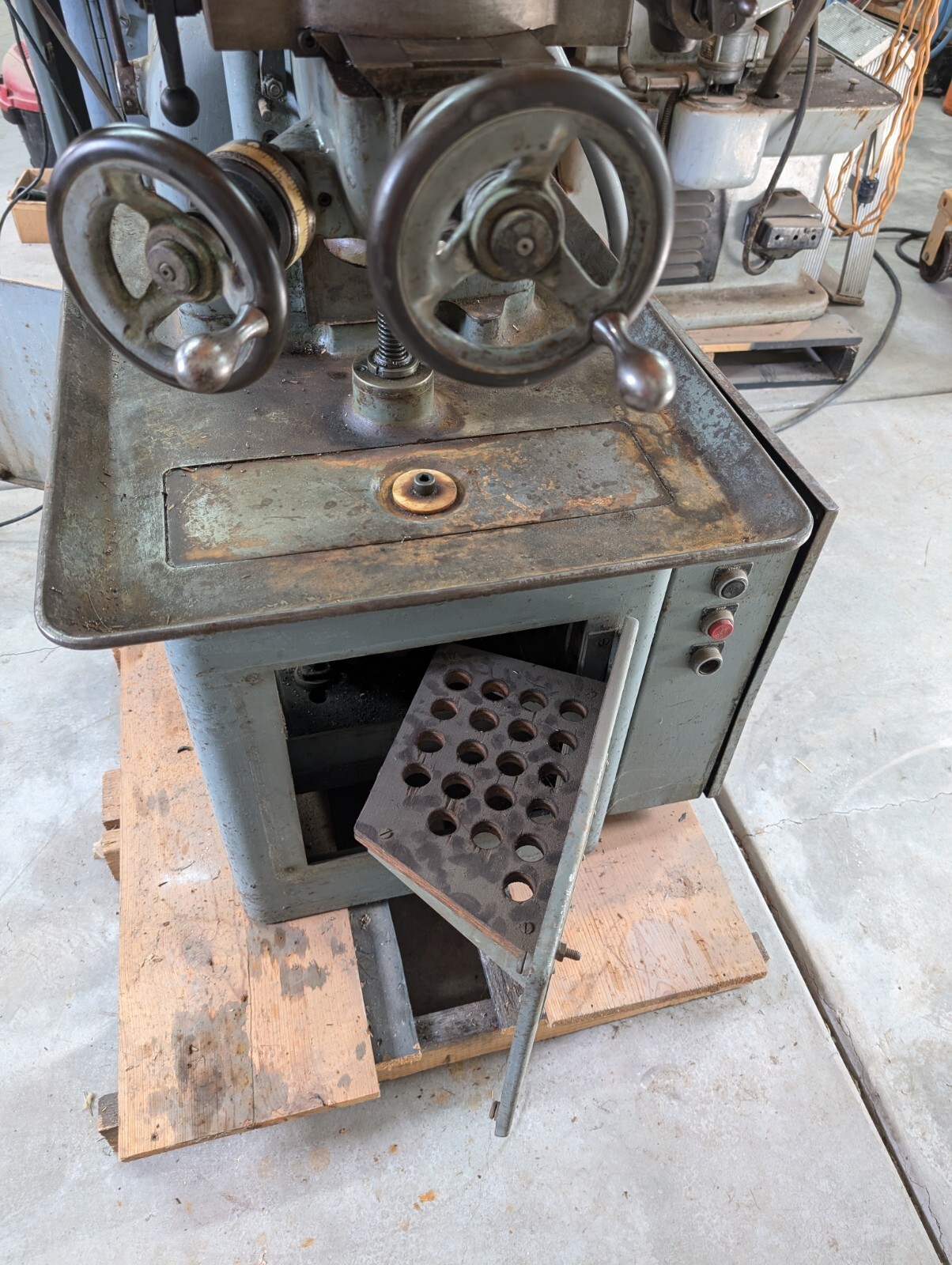 Hardinge Universal Mill UM, 110-1850 RPM, 6" x 25" Table, 120/240V ...