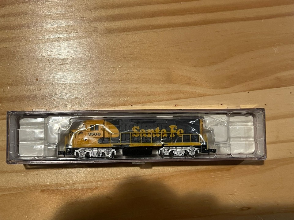 Life Like N Scale GP38 Locomotive Santa Fe #3500 Item #7843 | eBay