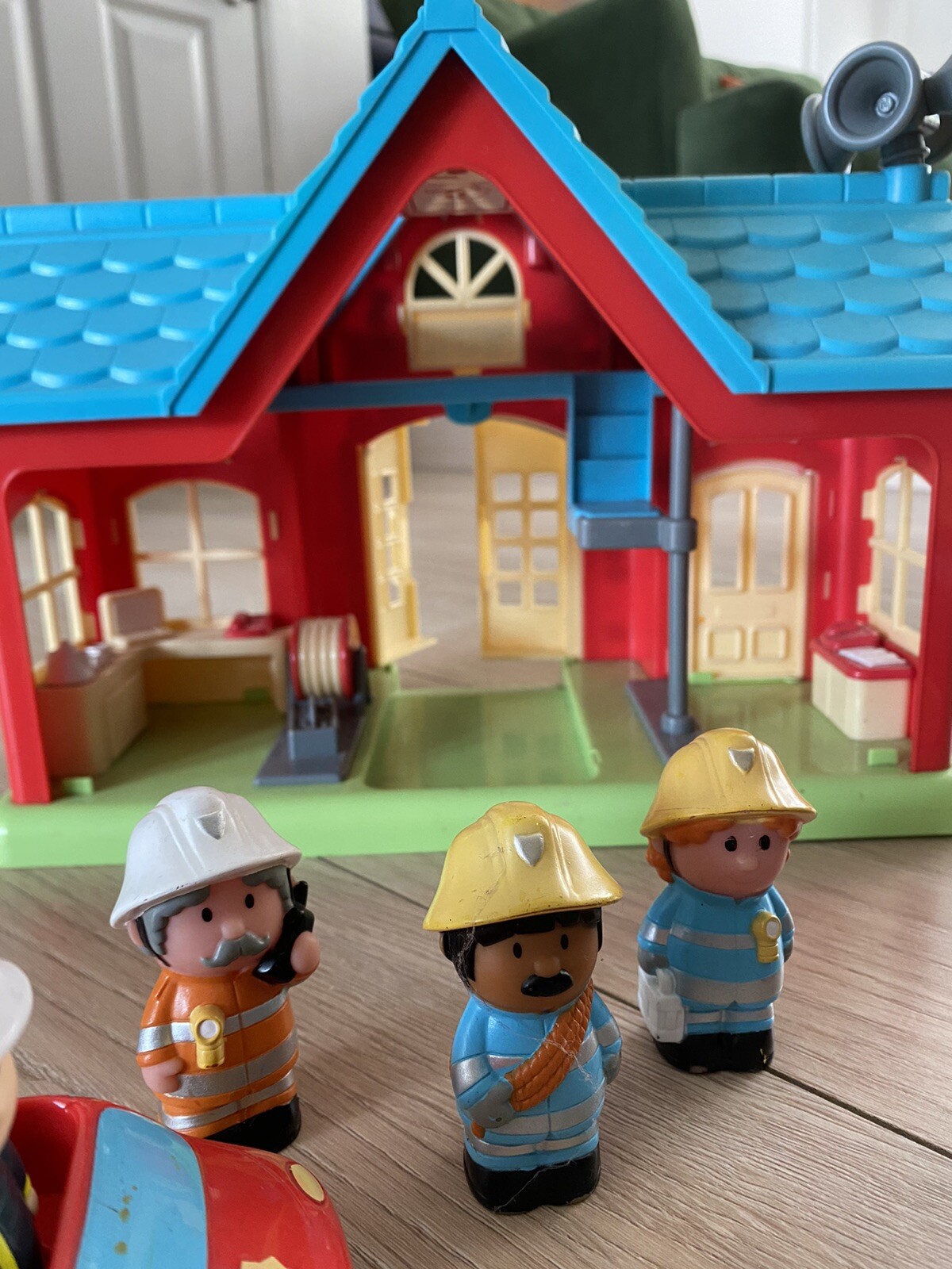 ELC Happyland Fire Station, 1 Fire Engines, | Grelly UK
