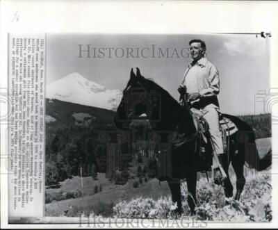 1973 Press Photo Chet Huntley on his Tennessee Walker horse in Bozeman ...