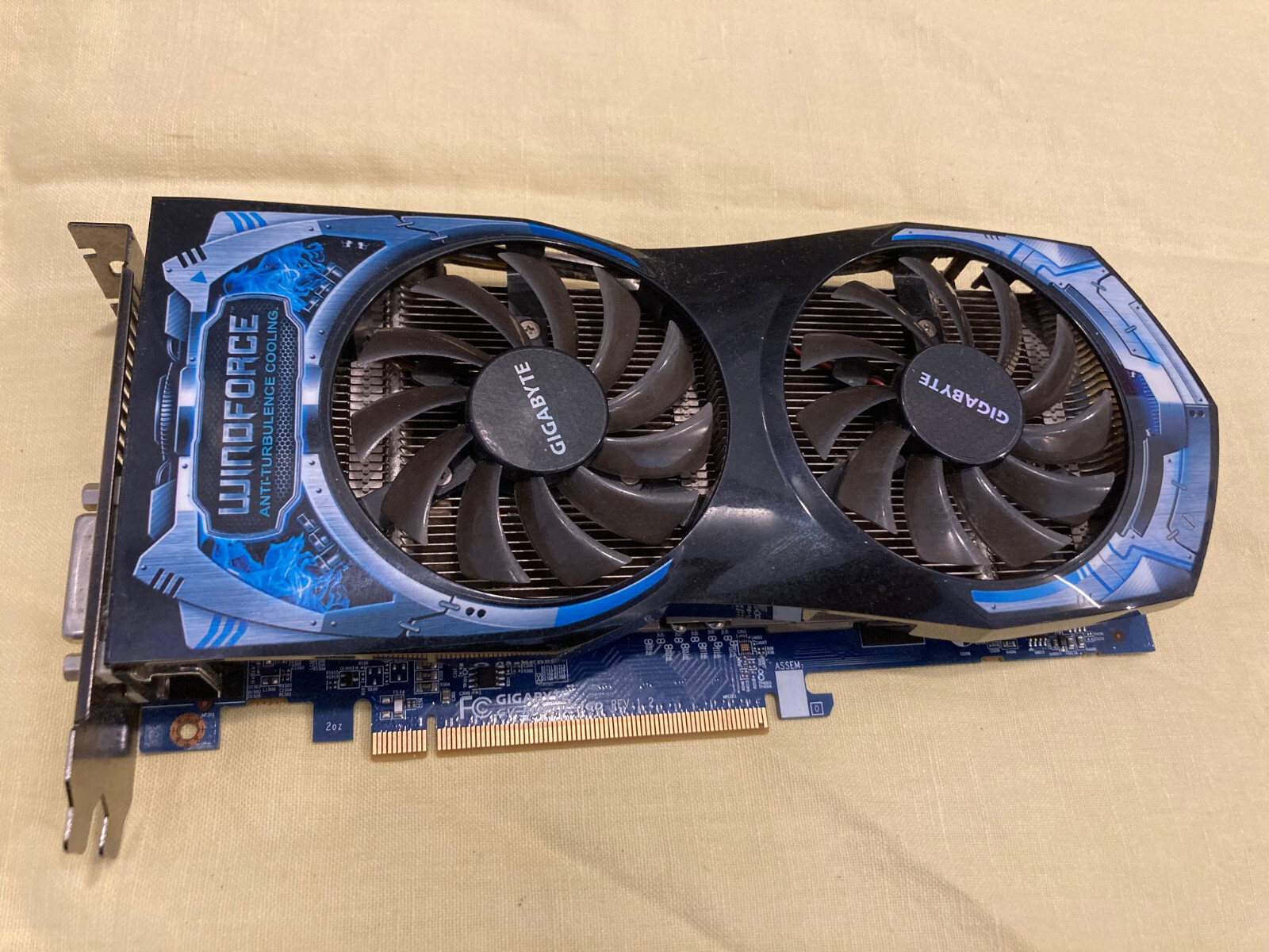 GIGABYTE WINDFORCE BY AMD RADEON HD 6850 GPU GRAPHICS CARD GV-R6850C ...