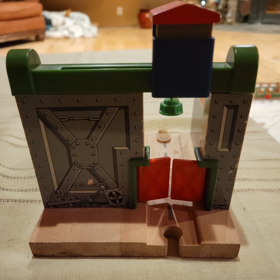 Learning Curve Wooden Thomas Train Sodor Scrap Yard | eBay