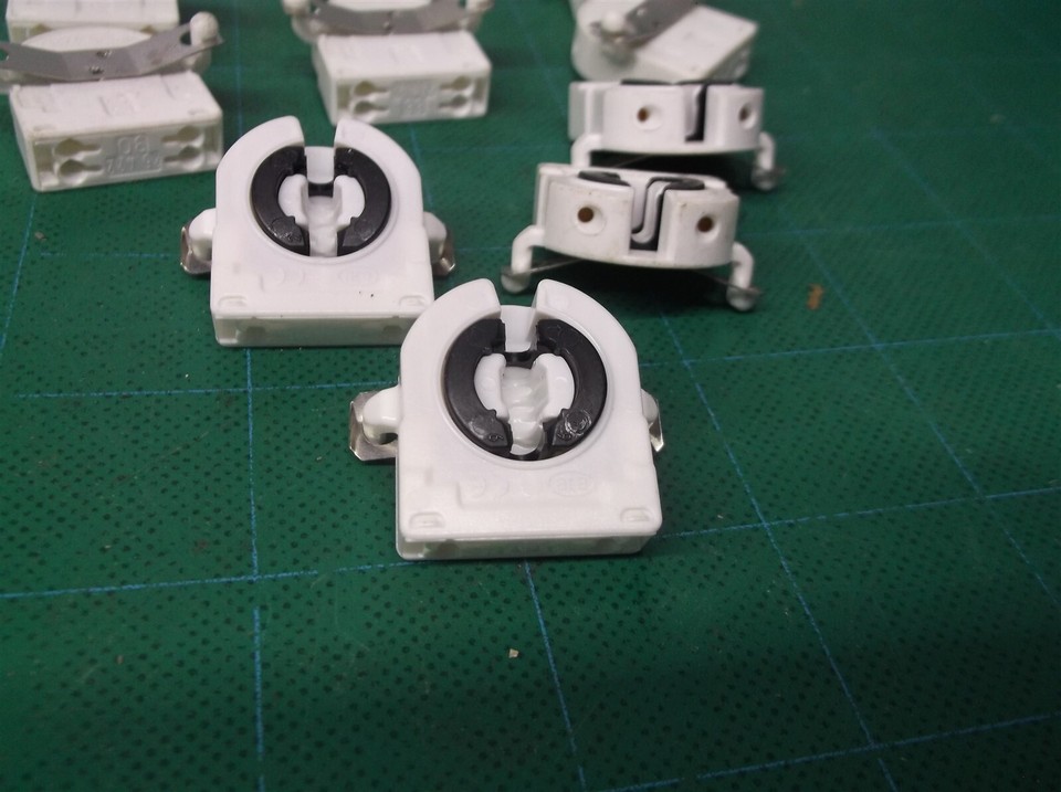 (10) LH0483 BJB 26.422 T130 Unshunted rotary locking T8 lampholder by ...