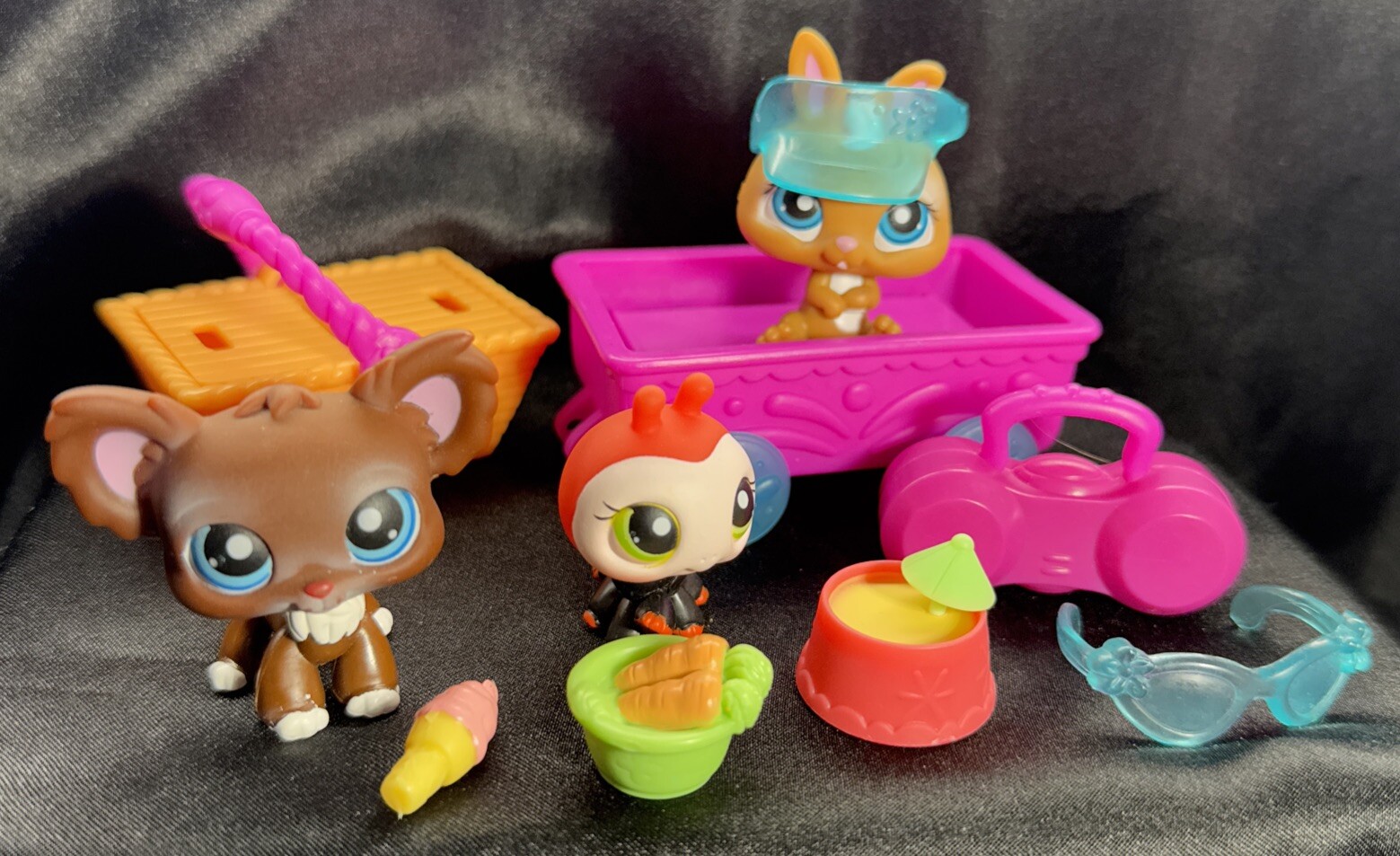 LPS Littlest Pet Shop Picnic Time Pets Chihuahua 219 Rabbit 220 Ladybug ...