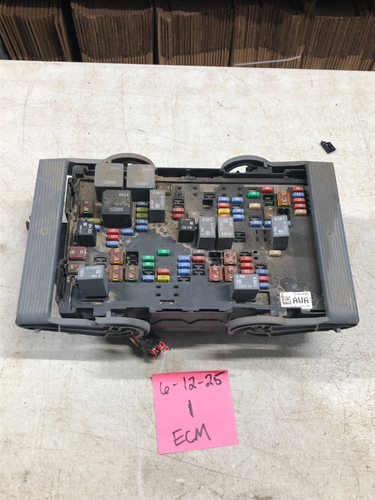 10-13 CHEVROLET SILVERADO 1500 Engine Fuse Box 5.3L OEM 22798215 AWA | eBay