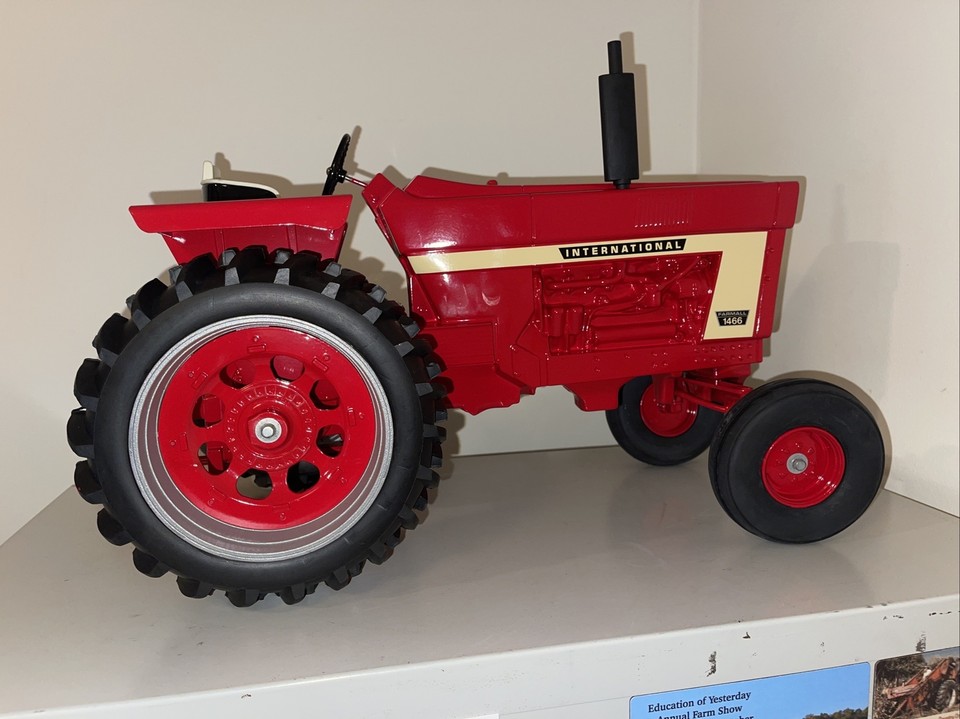 Scale Models 1/8 International Harvester Farmall 1466 Farm Tractor Made ...