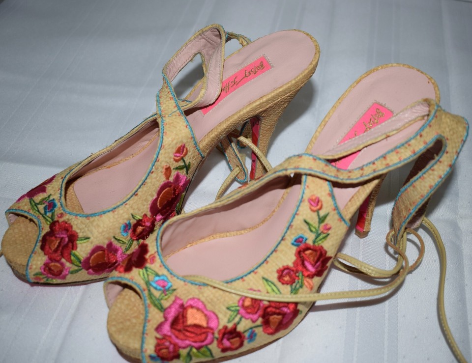 Betsey Johnson Jamison Natural Weave Embroidered Rose Heels Size 7M $178 ~ HS5 | eBay