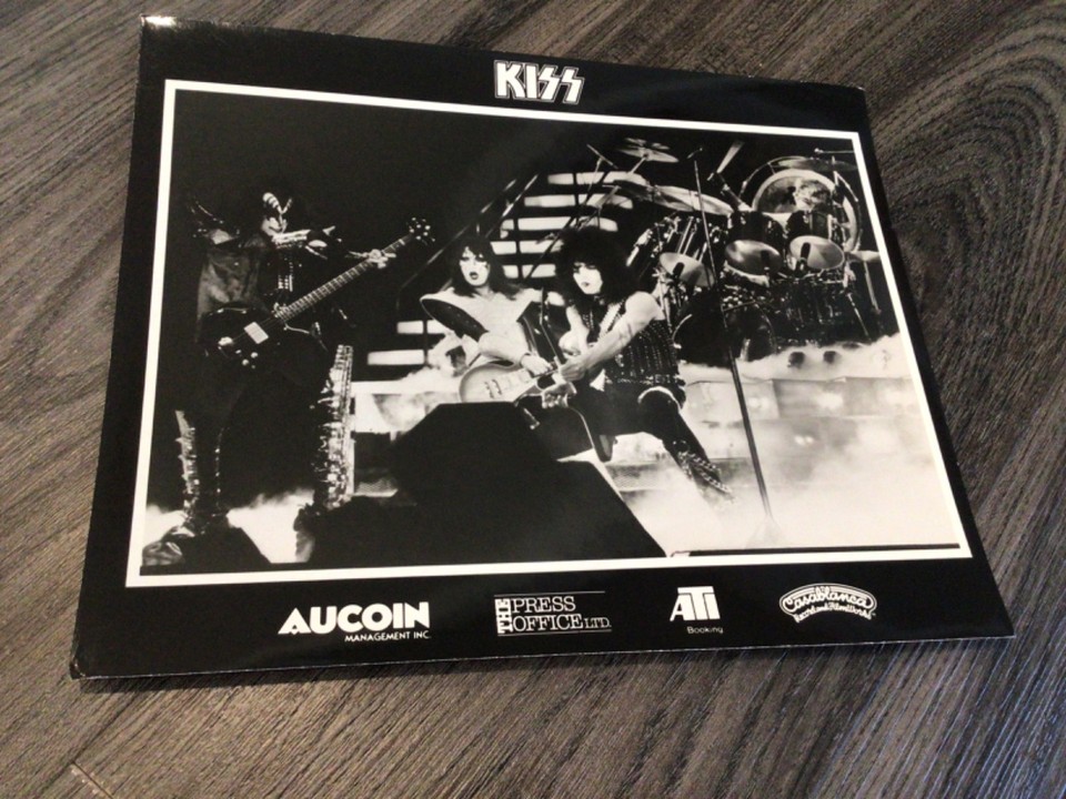 💥KISS-1978 Army folder-8x10 photos plus old Army inserts-Gene Simmons ...