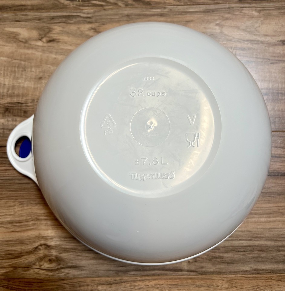 Vintage Tupperware Thatsa Bowl #2539 ~ 32 Cup White with Dark Blue Lid ...