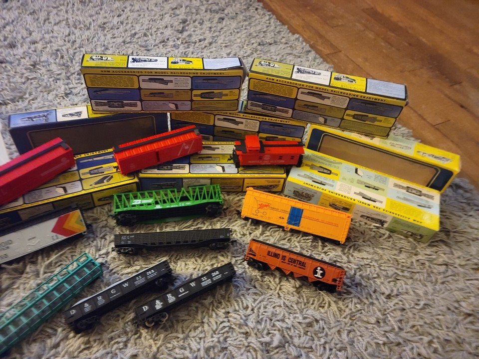 (11) Toy HO Train Cars Caboose Advertising AHM Trains Tracks Boxes LOT ...