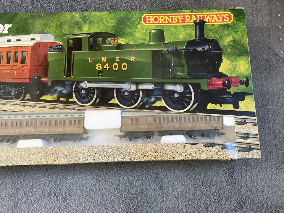 Hornby R724 Railways Suburban Passenger Train Set OO Gauge LNER No.8400 ...