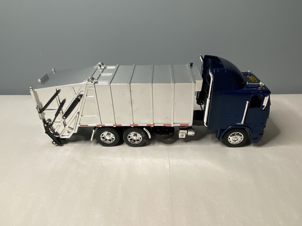 1:32 New-Ray Toys Diecast Freightliner FLB COE Cabover Blue Semi ...