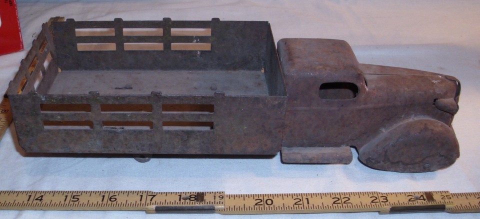 WYANDOTTE ROUND FENDER DELIVERY TRUCK 1940s PRESSED STEEL TOY TO ...