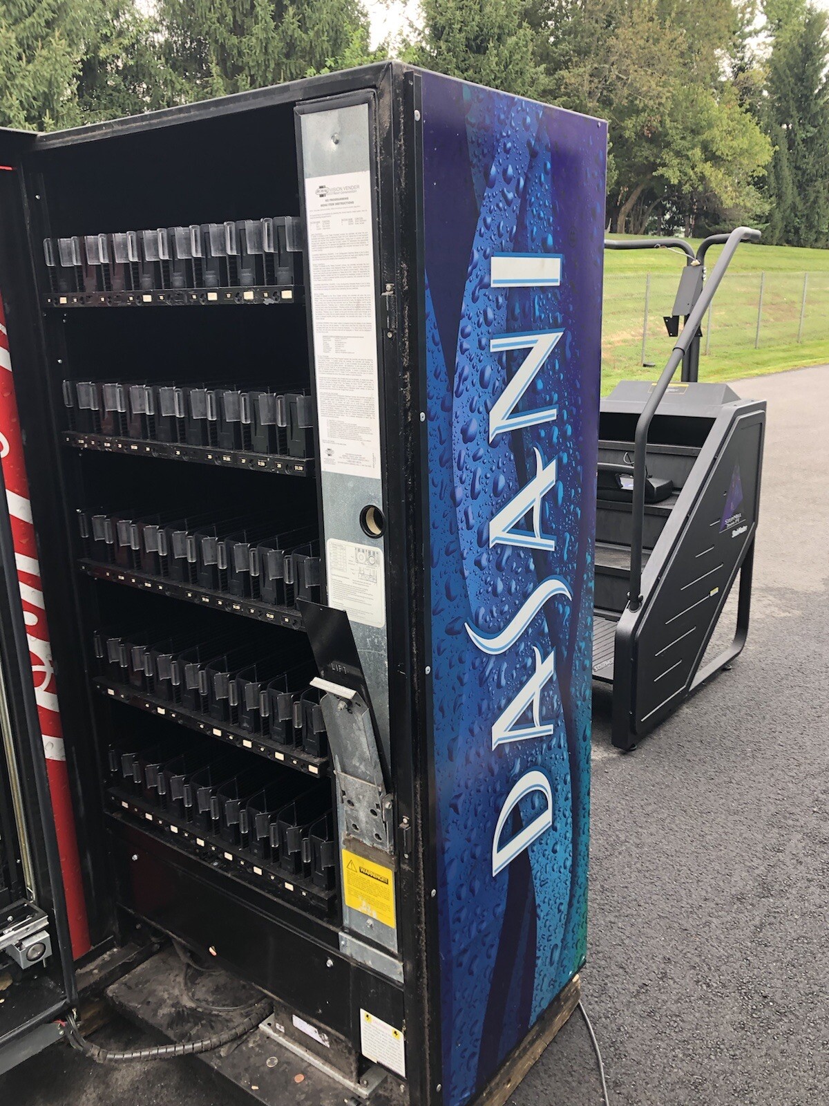 ROYAL RVV500 GLASS FRONT DRINK SODA VENDING MACHINE WITH ROBOTIC ...