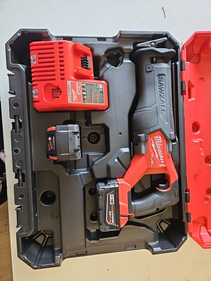 Milwaukee Kit FUEL 2821-21 Reciprocating Saw Sawzall, Battery, Case M18 ...