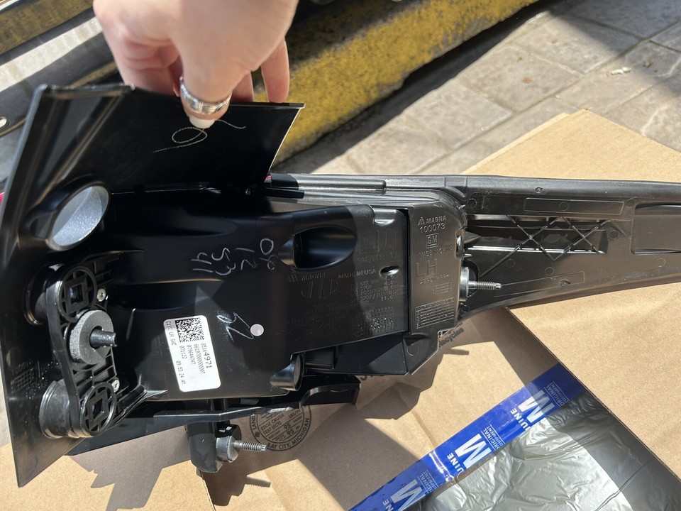 2018-2021 Chevrolet Traverse Rear Driver Side Tail Light 84990362 / ...