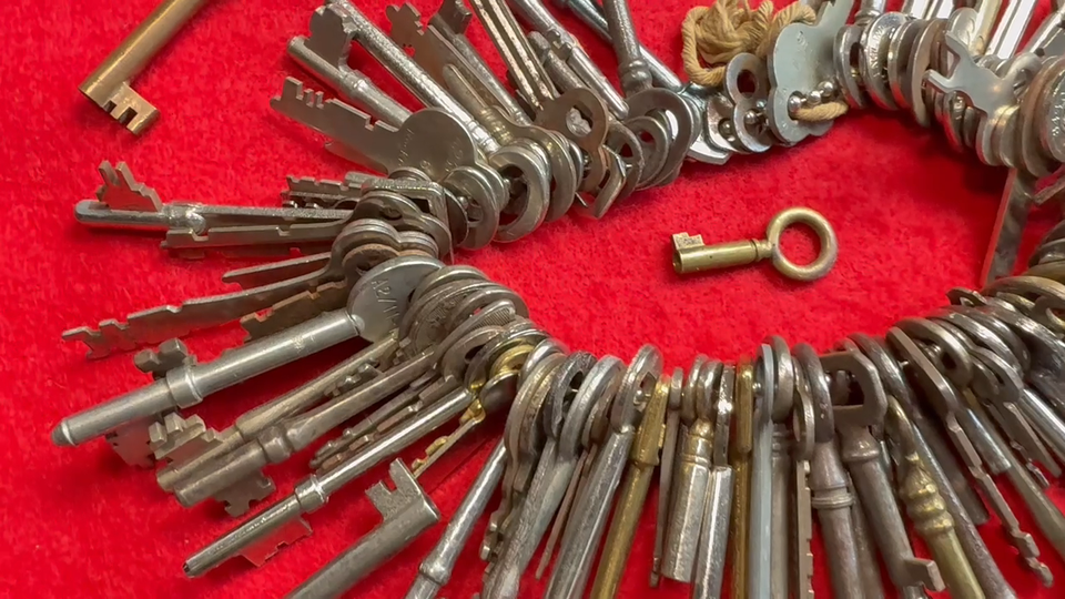 SKELETON KEYS & FLAT KEYS - ALL GENUINE NO FAKES! 100+ VINTAGE OLD ...