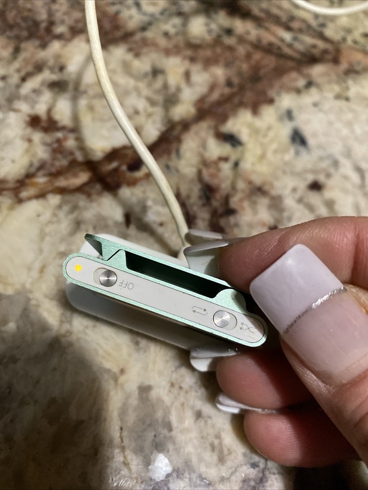 Apple iPod Shuffle 2nd Generation 1GB A1204 MP3 Music Player with Dock ...