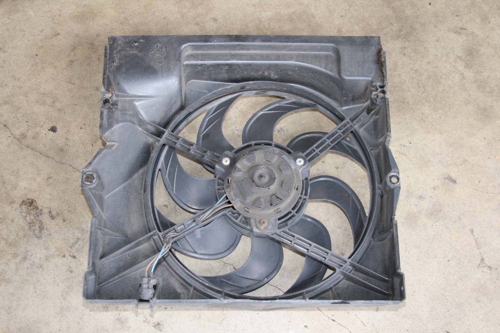 BMW E36 M3 318 320 323 325 328 Auxiliary Cooling Fan Unit AC A/C 4DR ...