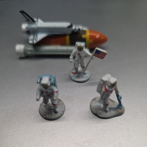 MICRO MACHINES PEOPLE ASTRONAUT SET OF 3 WITH SPACE SHUTTLE & BOOSTERS ...