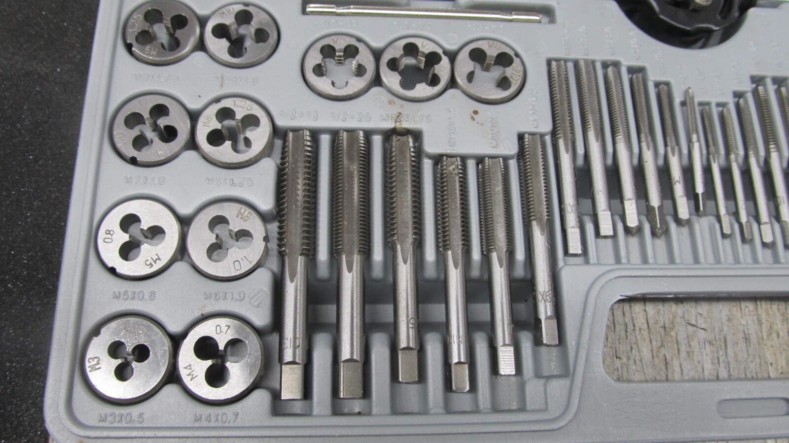 60 Pcs Master Tap and Die Set Coarse and Fine Threads Tools SAE Inch ...