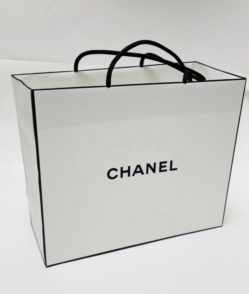 CHANEL Gift Bag Holidays 2025 & HOLIDAYS CARD & ORIGAMI GIFT BOX (Set ...