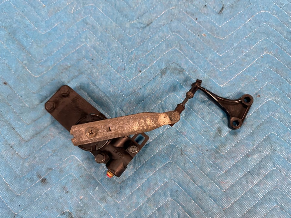 Volvo VNL Cab Level Valve w/Bracket 2023 OEM | eBay