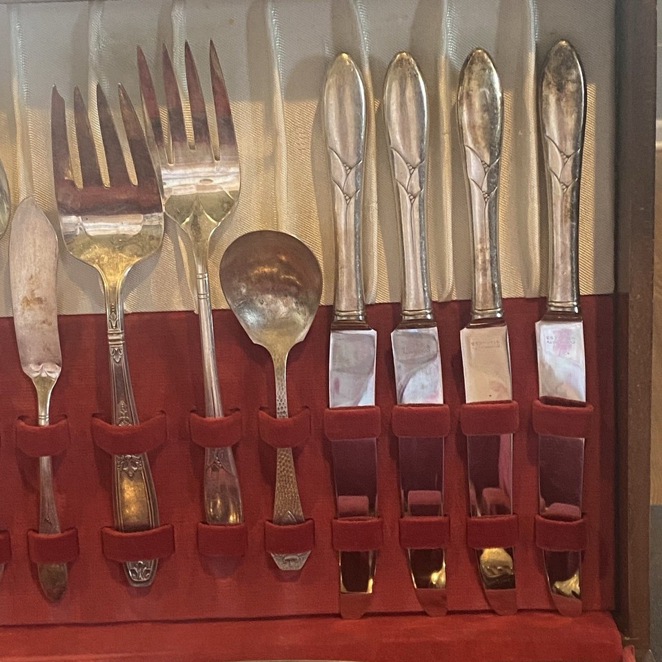 40 Community Oneida Silverplate Flatware Queen Bess Pattern & 28 Other ...