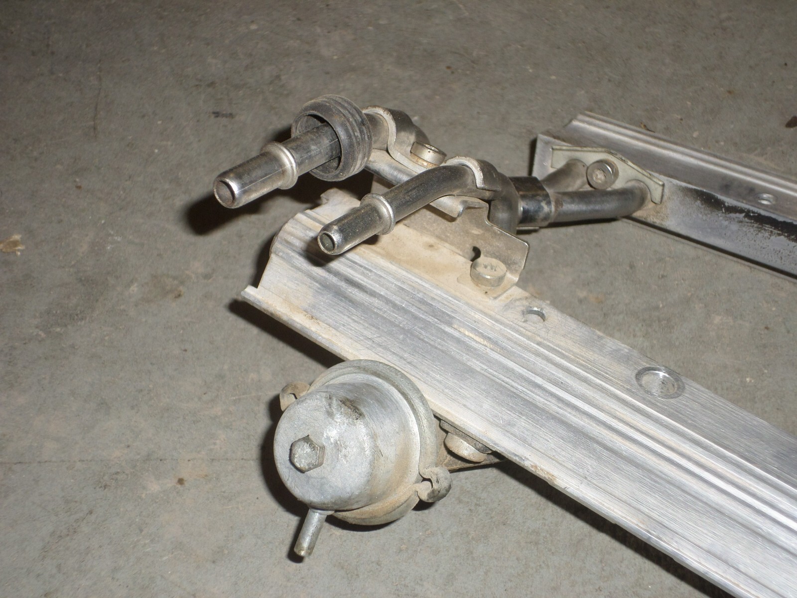 92 93 Corvette LT1 FUEL RAIL w Adjustable REGULATOR 350 GM 17092005 #3 ...