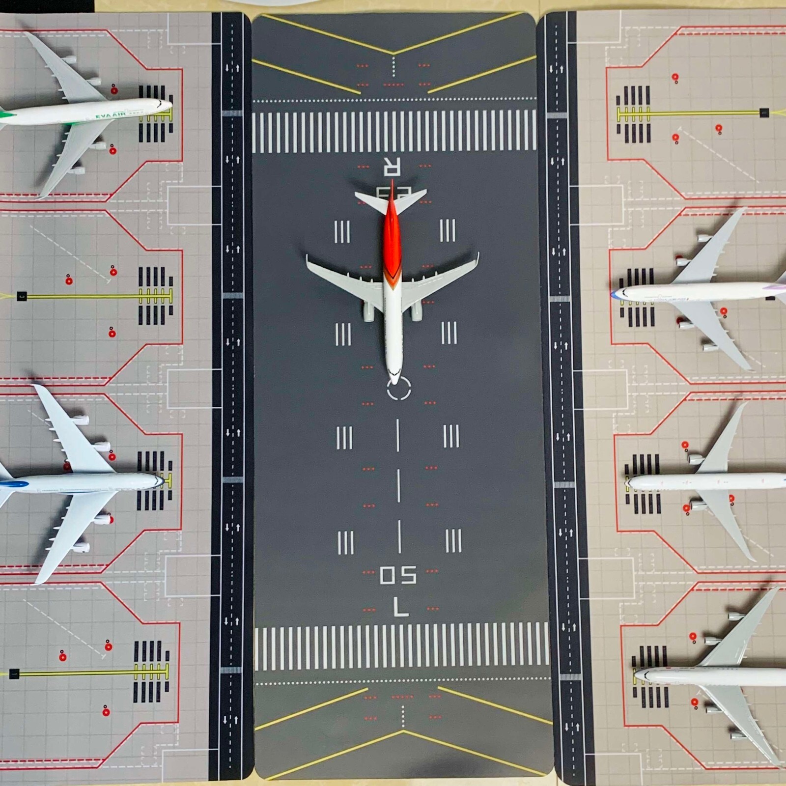 1:400 Airport Aircraft Model GSE Airport Runway + Parking Apron Rubber ...