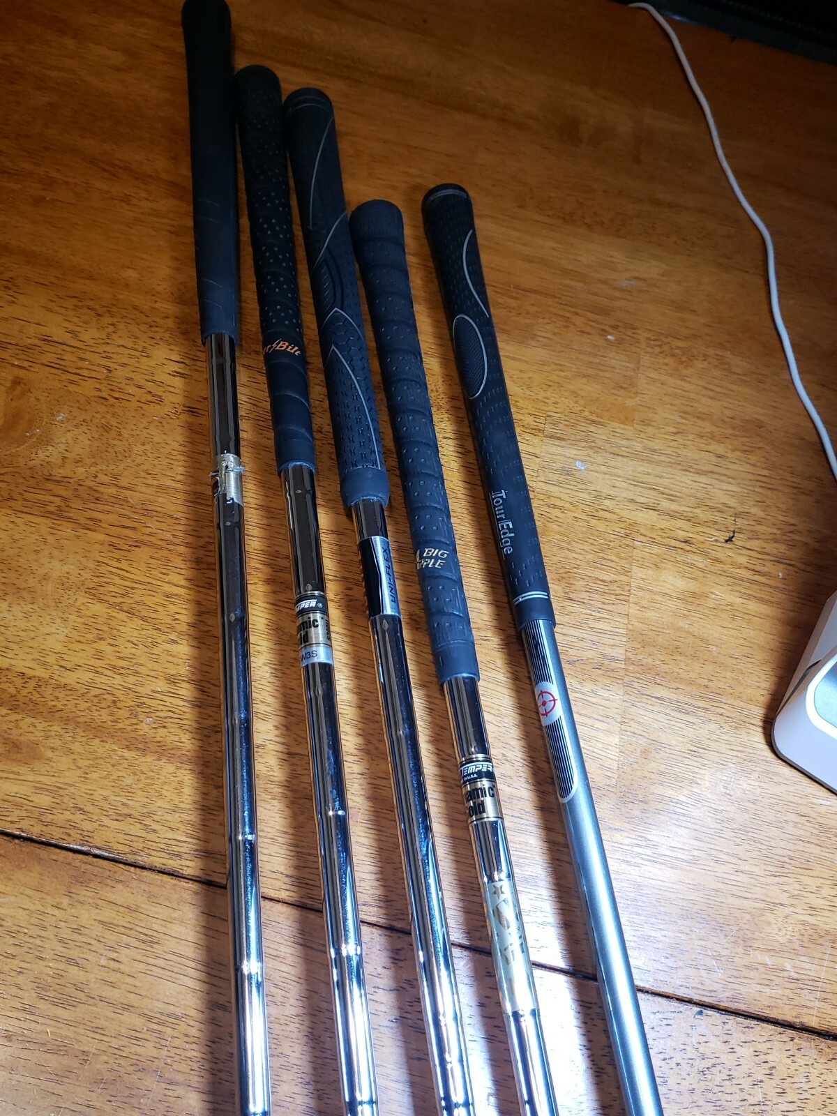 Lot of 5 Golf Clubs Taylor Made, Nike Ignite, Big Apple Sandjaws ...