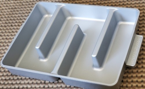 Baker's Edge Brownie Pan All Edges Non Stick 9x12 Cast Aluminum open ...