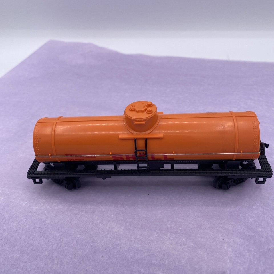 HO Scale "Shell Oil Company" SCCX 1154 Single Dome Tanker Freight Train ...