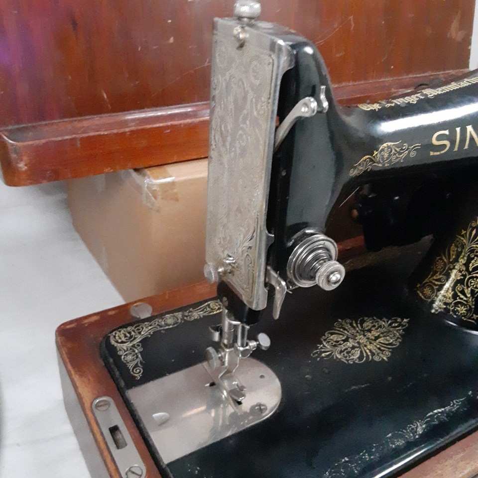 Antique 1933 Singer Sewing Machine With Knee Lever Hem Feet Crank Wood ...