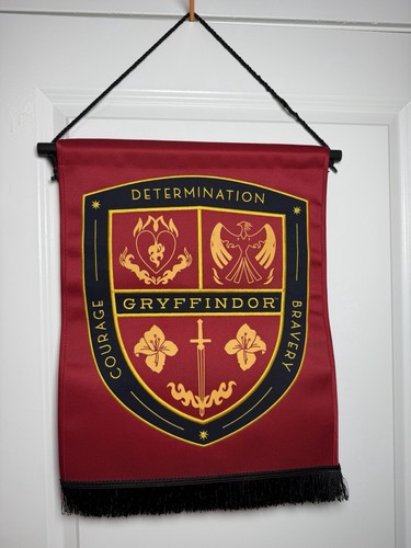 Universal Studios Harry Potter GRYFFINDOR Attributes Crest Wall Banner ...