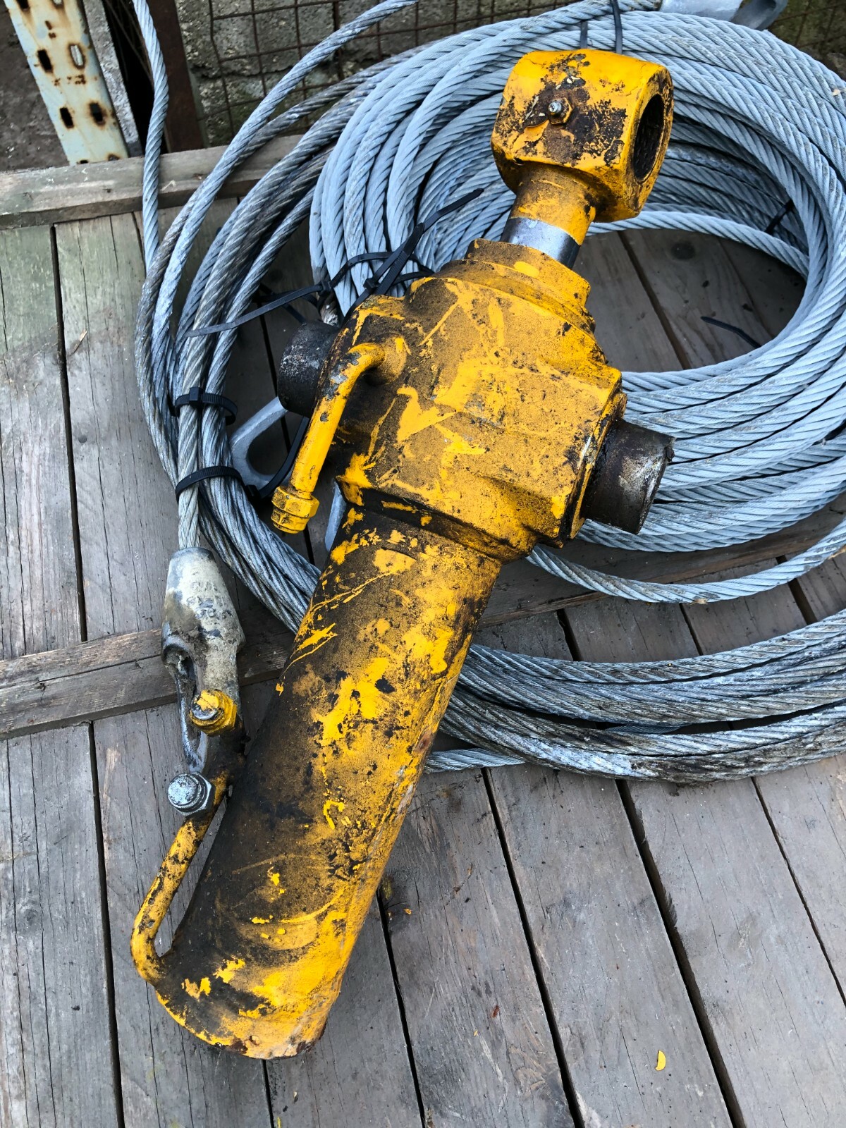 GENUINE JCB BACK ACTOR SLEW RAM P/N 551/90218 | eBay UK