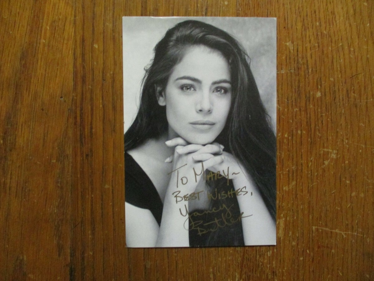 Yancy Butler Boxing Yancy Butler Signed Witchblade Det. Sara Pez