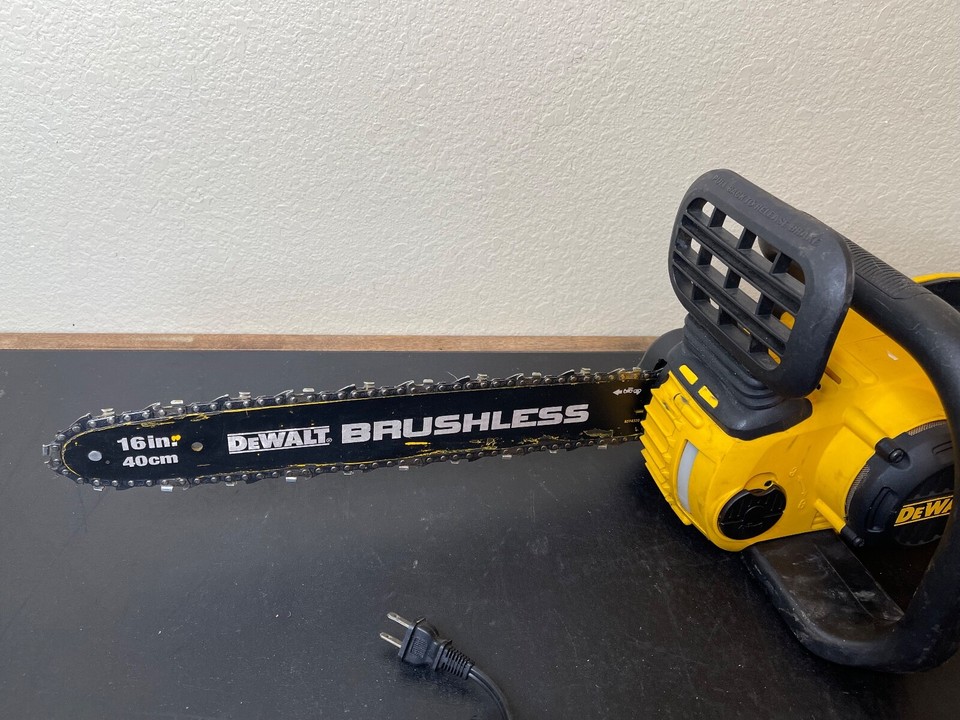 DeWalt DCCS670 60V Max Cordless 18" Chainsaw w/Flexvolt 20V/60V Batt ...